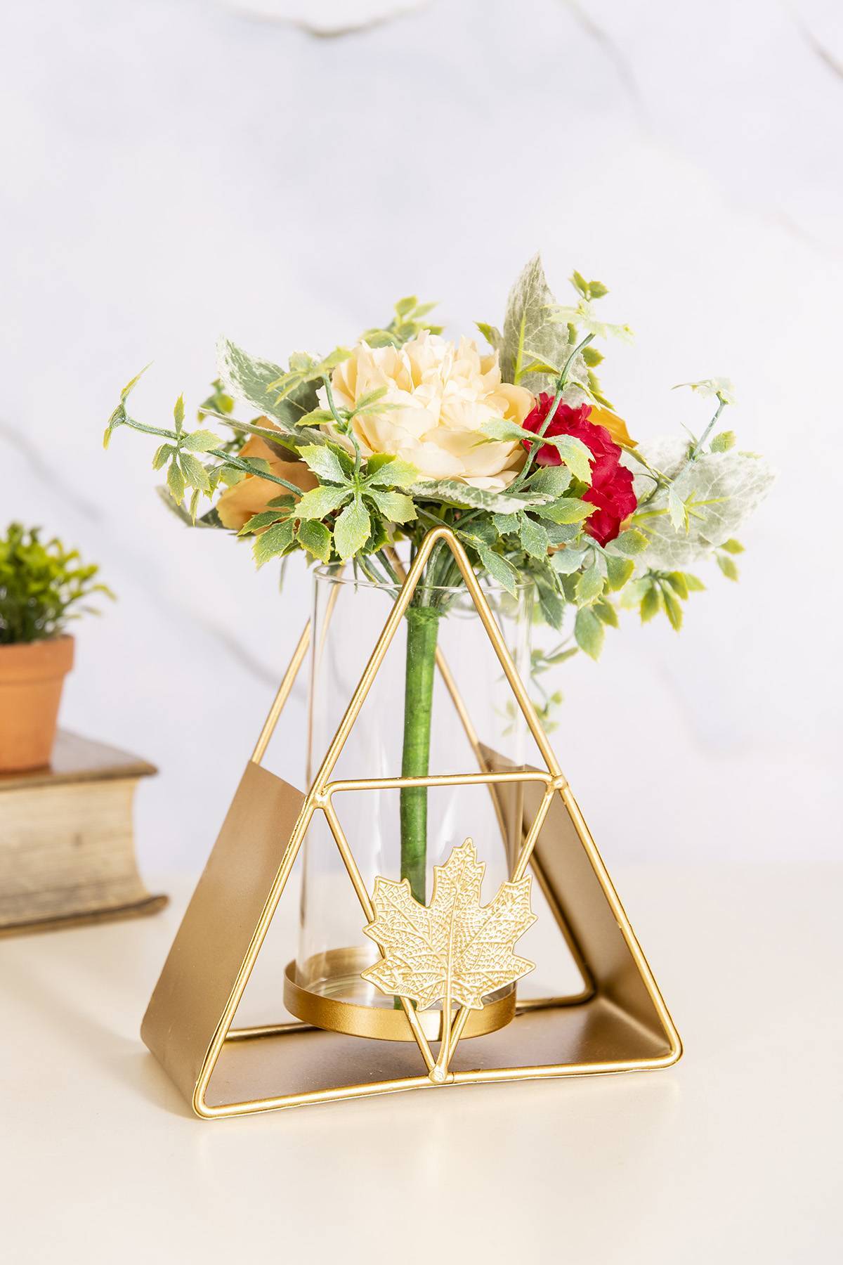 Florero Pirámide Dorado Decobazar | De Prati Tienda Online