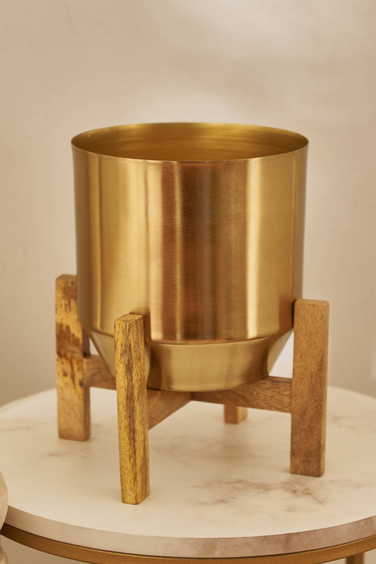 Macetero con Base Dorado Concepts | Deprati Tienda Online