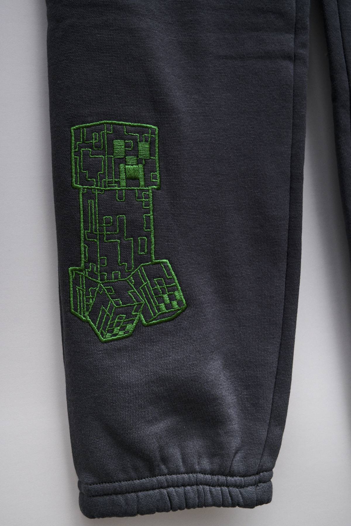 Joggers Bordados en Piernas Minecraft | Deprati Tienda Online