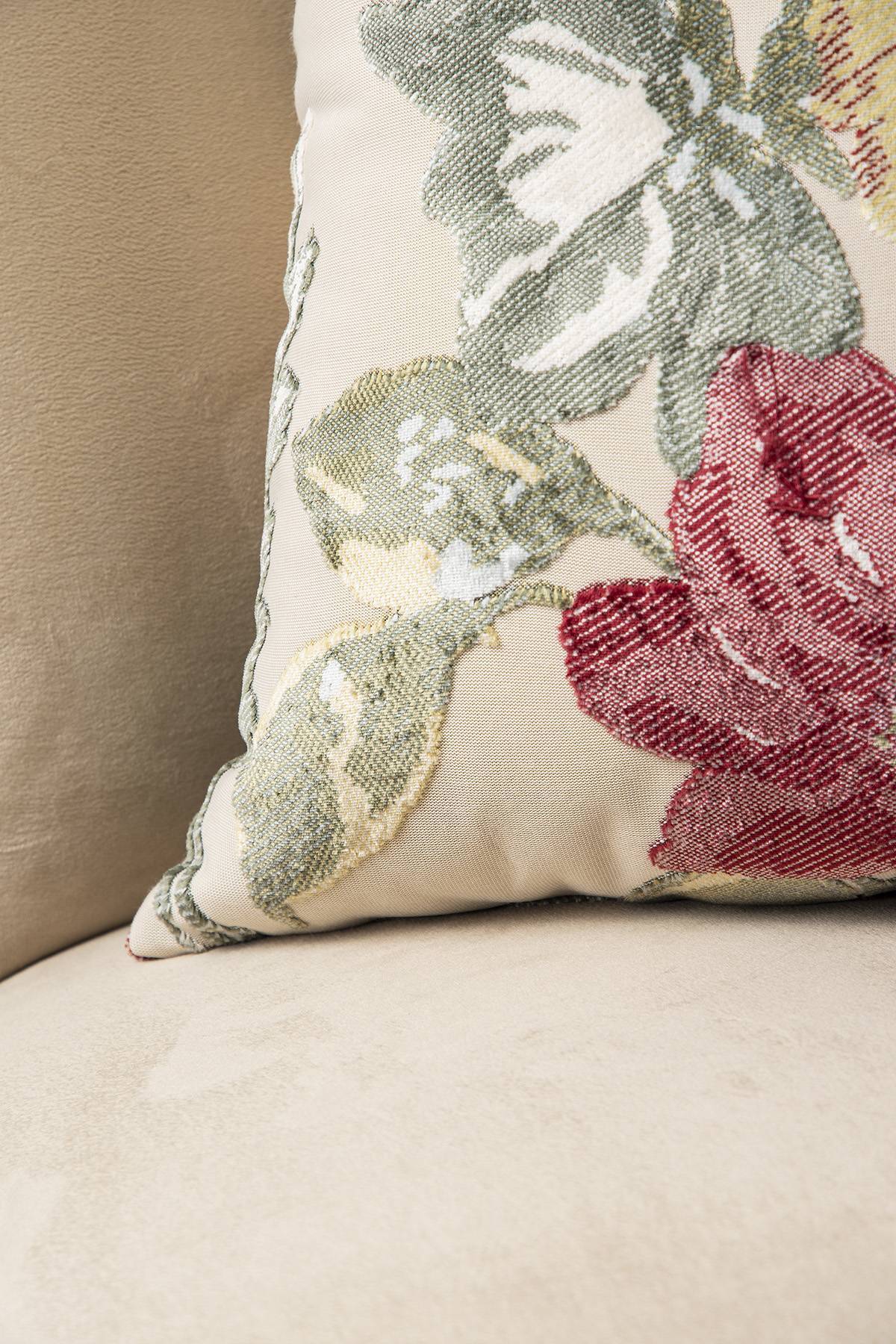 Cojín Flores Magenta Deconova | Deprati Tienda Online