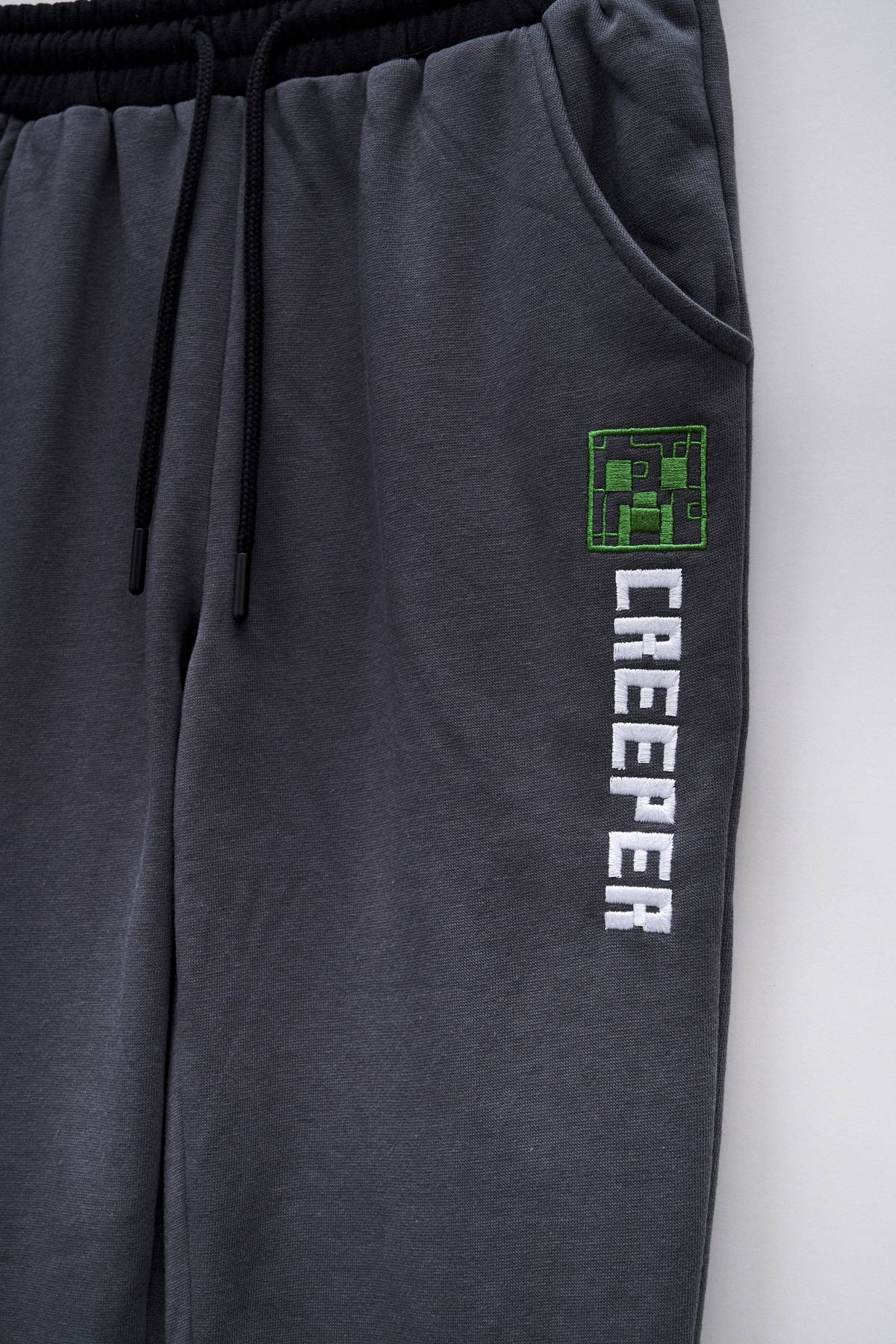 Joggers Bordados en Piernas Minecraft | Deprati Tienda Online