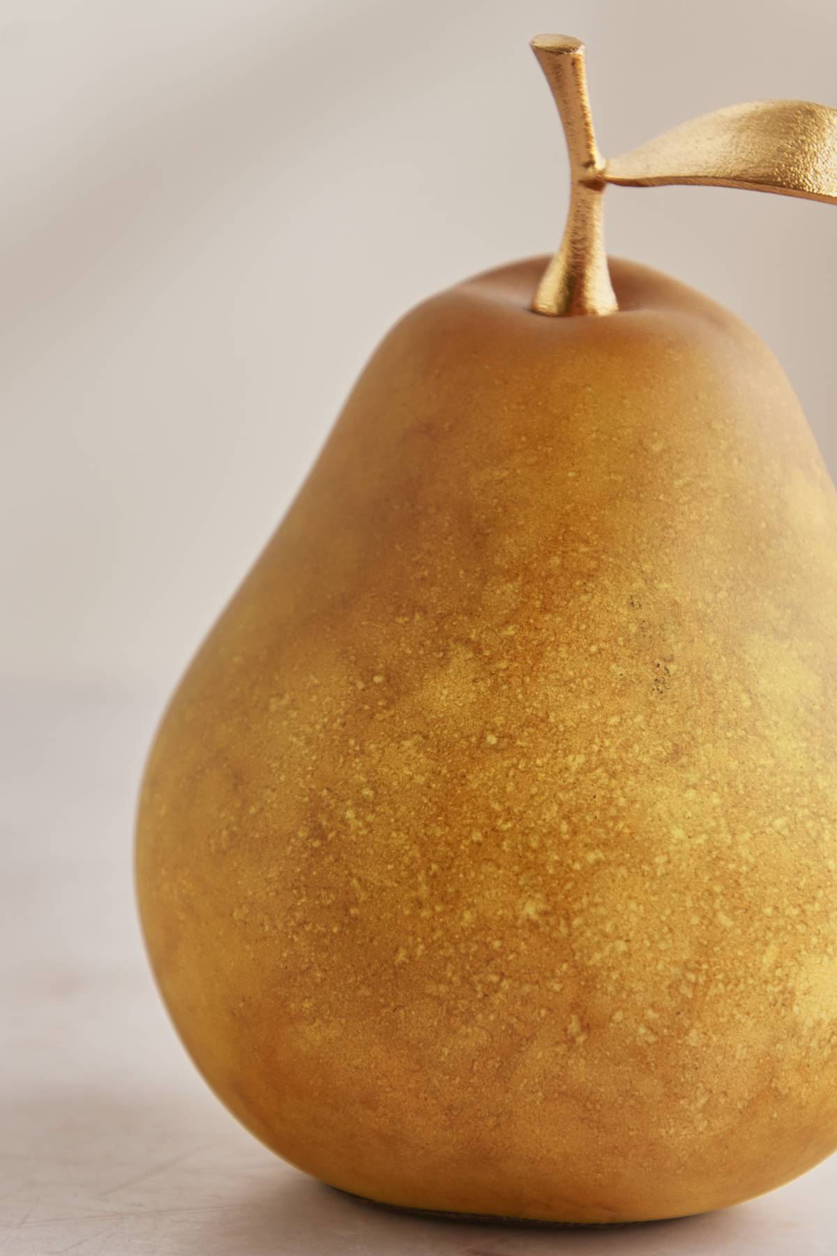 Pera Decorativa Marrón Verdoso Tahua 15 cm | Deprati Tienda Online